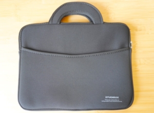 【ダイソーの最新PCバッグ4選比べてみた】どれが使いやすい？神コスパPCバッグはこれだ！ | bizSPA!