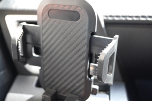 【ダイソーの最新「車で使える」スマホスタンド4選】どう違う？どれがおすすめ？ | bizSPA!