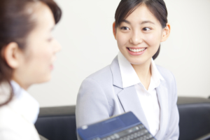 【ビジネス敬語クイズ】目上の人に使うと失礼？「ご一緒します」 | bizSPA!