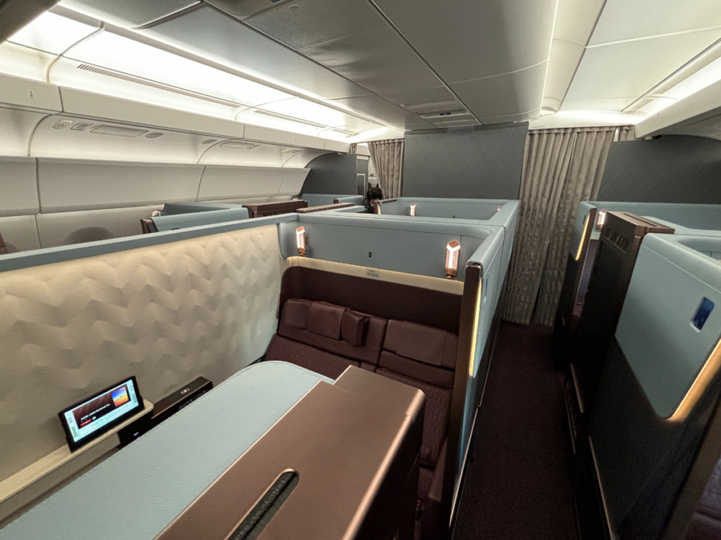 ファーストクラスってどんな人が乗るの？ 会社役員さえ搭乗できない往復300万円の極上フライト | bizSPA!