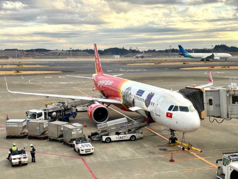 巻き髪を女性CAに求める航空会社「かわいさ」で成長をけん引するLCCベトジェットの戦略 | bizSPA!