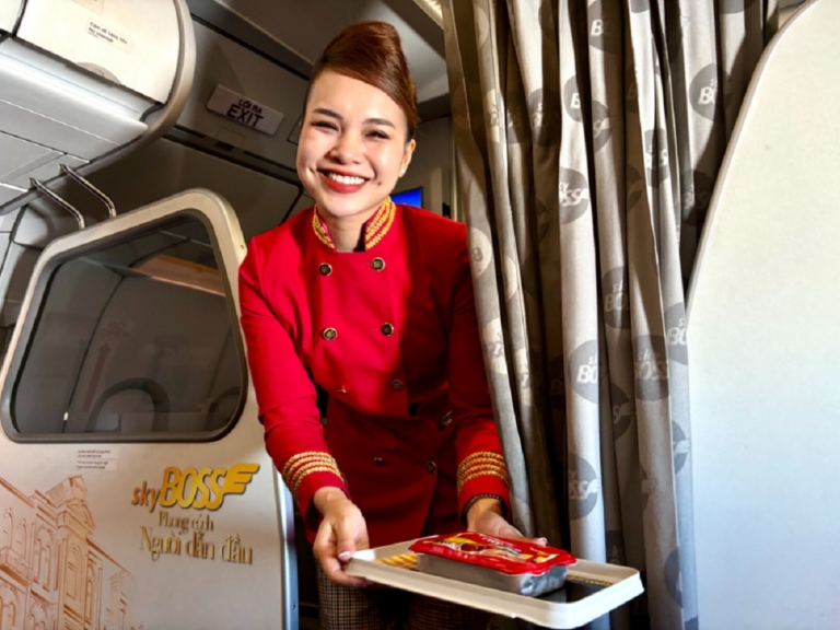 巻き髪を女性CAに求める航空会社「かわいさ」で成長をけん引するLCCベトジェットの戦略 | bizSPA!